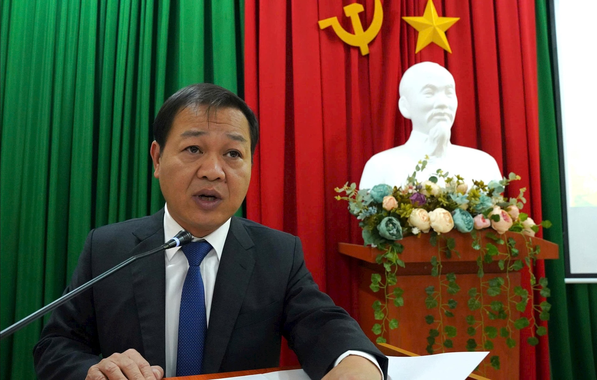 เทศบาลตำบลดีลิงห์มอบป้ายชื่อพรรคให้แก่สมาชิกพรรค 20 คน