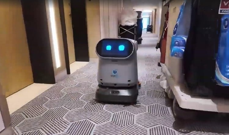 Chinese hotels use extremely smart robots for reception and room cleaning
