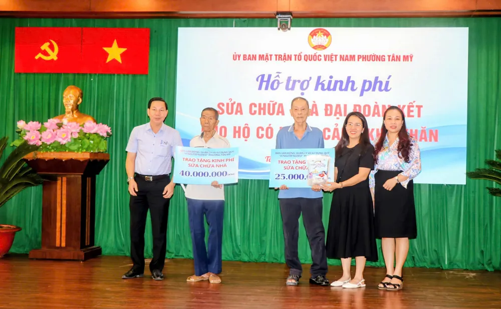Nearly 200 million VND to take care of the poor in Tan My ward (HCMC)