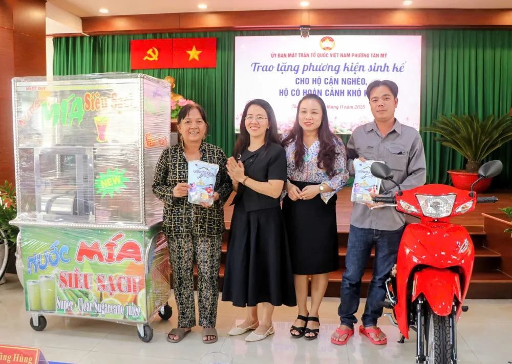 Nearly 200 million VND to take care of the poor in Tan My ward (HCMC)