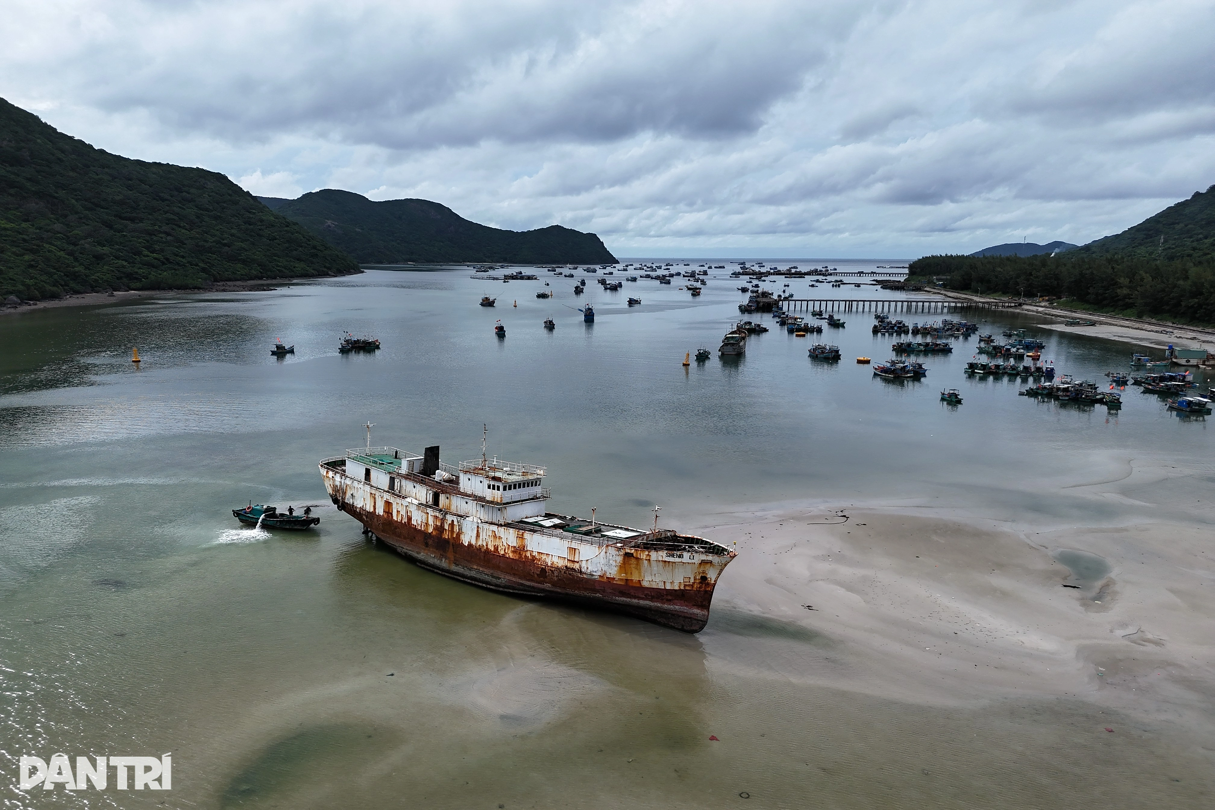 'Ghost' ship Sheng Li leaves Con Dao, tourists regret the once-feverish ...