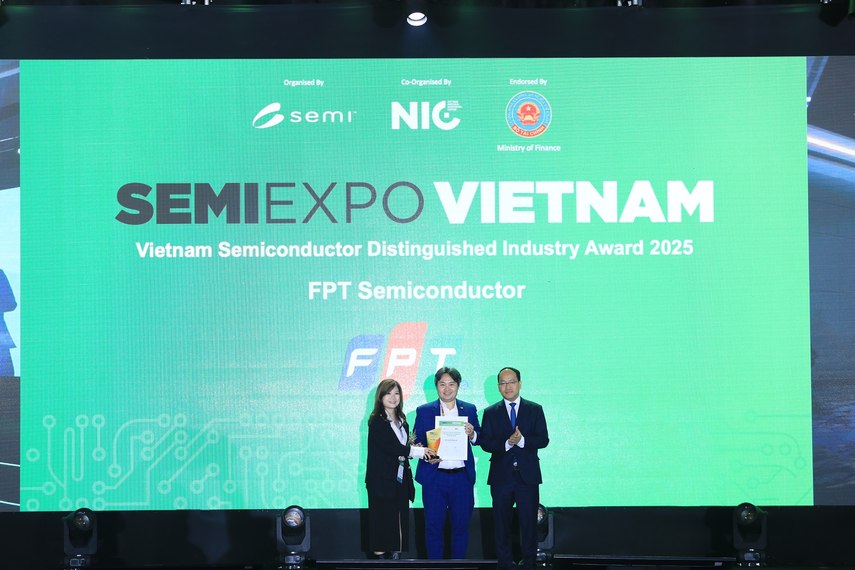 FPT menegaskan posisi pionirnya dengan ekosistem chip Vietnam yang ...
