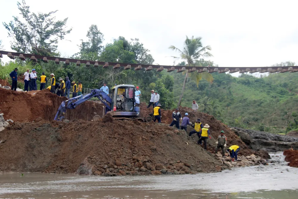 남북철도 산사태 복구작업 밤낮없이 진행