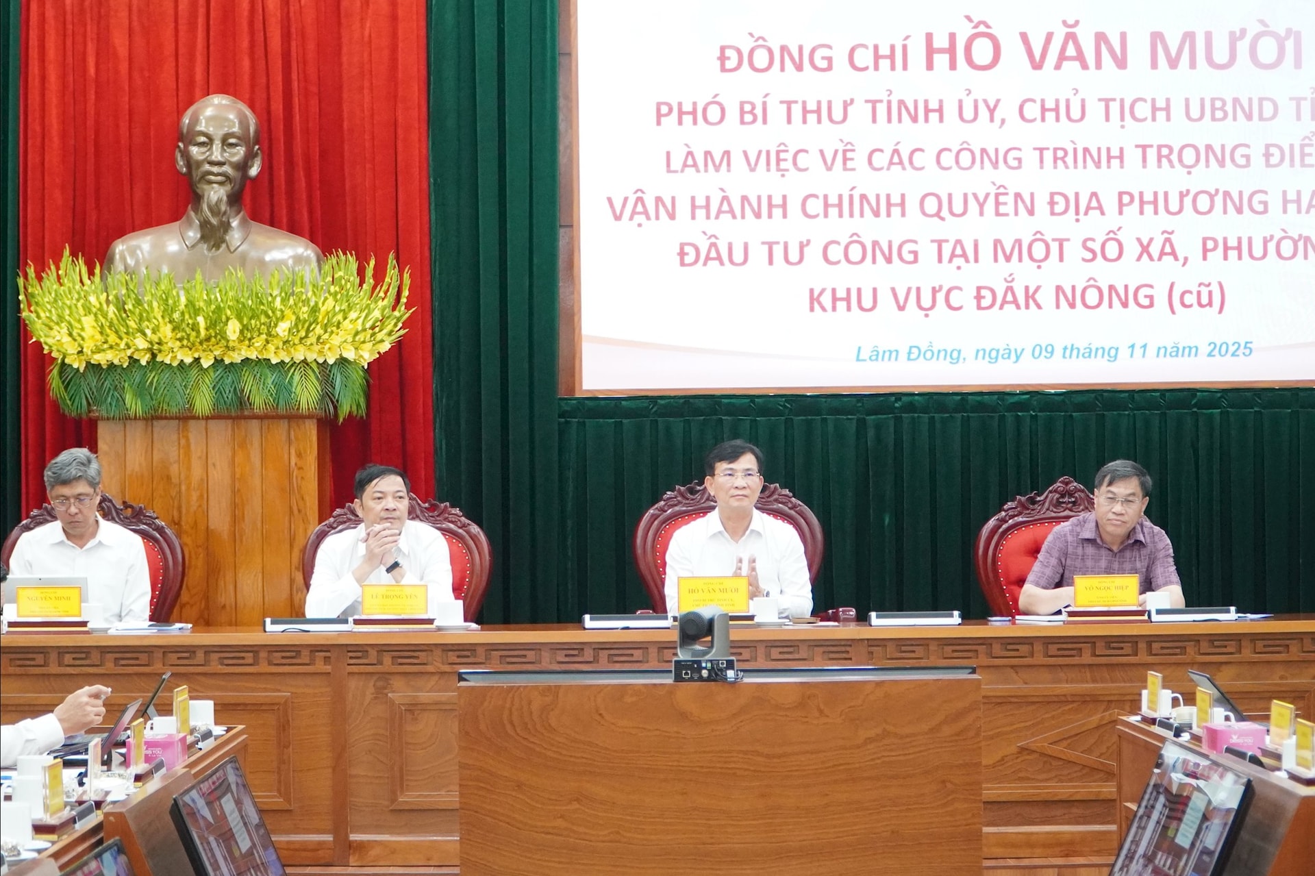 رئيس اللجنة الشعبية الإقليمية في لام دونج هو فان موي يعمل مع البلديات والأحياء والوحدات في الغرب