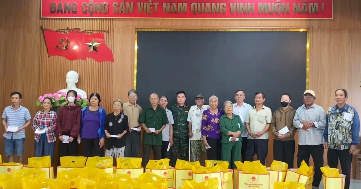 Vice Chairman of the City People's Council Tran Xuan Vinh visited and presented gifts in Thuong ...