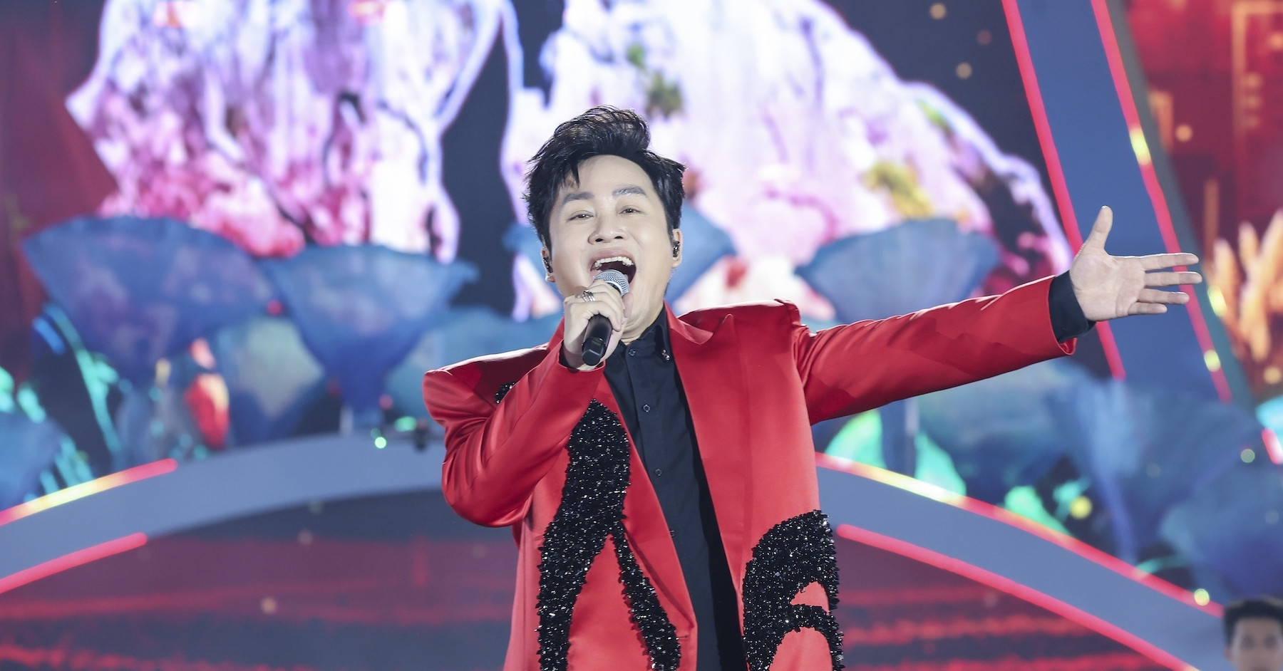 តារាចម្រៀង Tung Duong និង Duc Phuc ធ្វើឲ្យ Ha Long Concert 2025 ផ្ទុះឡើង