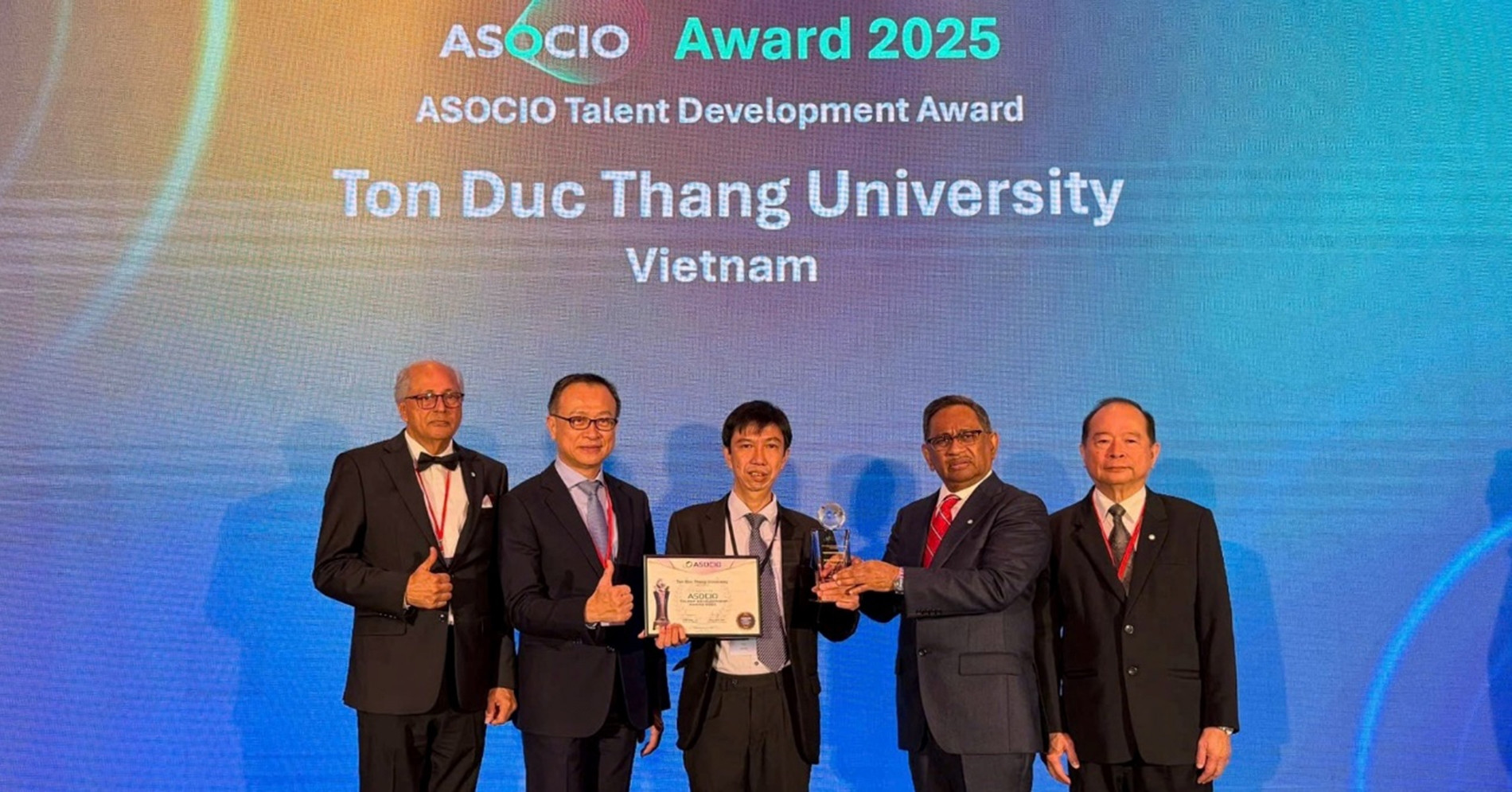 La Universidad Ton Duc Thang recibió el Premio al Desarrollo del ...