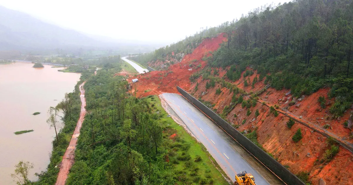 Le glissement de terrain qui perturbe la route côtière de Ha Tinh est ...