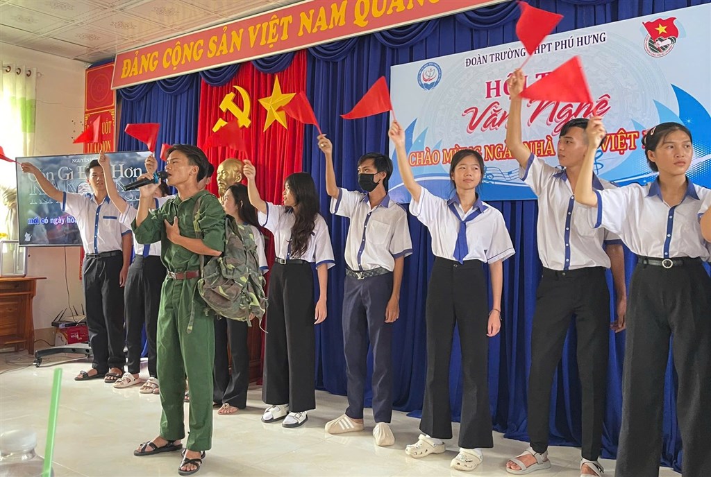 Die Phu Hung High School organisierte erfolgreich einen Kunstwettbewerb ...