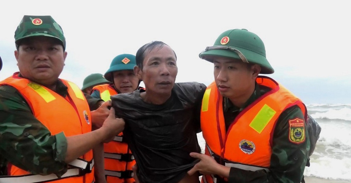Rescue 8 fishermen on a fishing boat sunk by waves at Nhat Le estuary