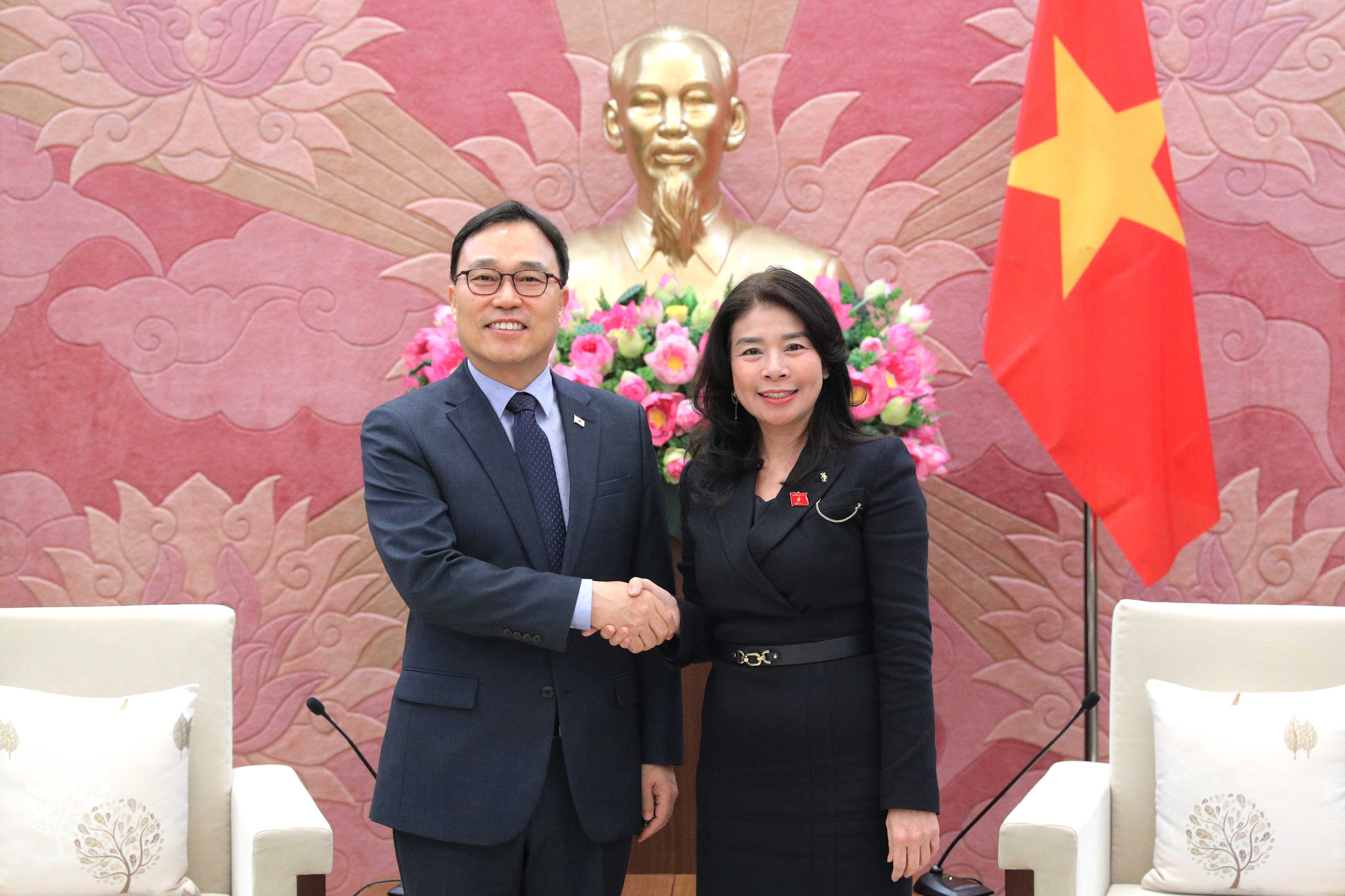 Deputy Head of the National Assembly Office Le Thu Ha received the Korean Ambassador to Vietnam