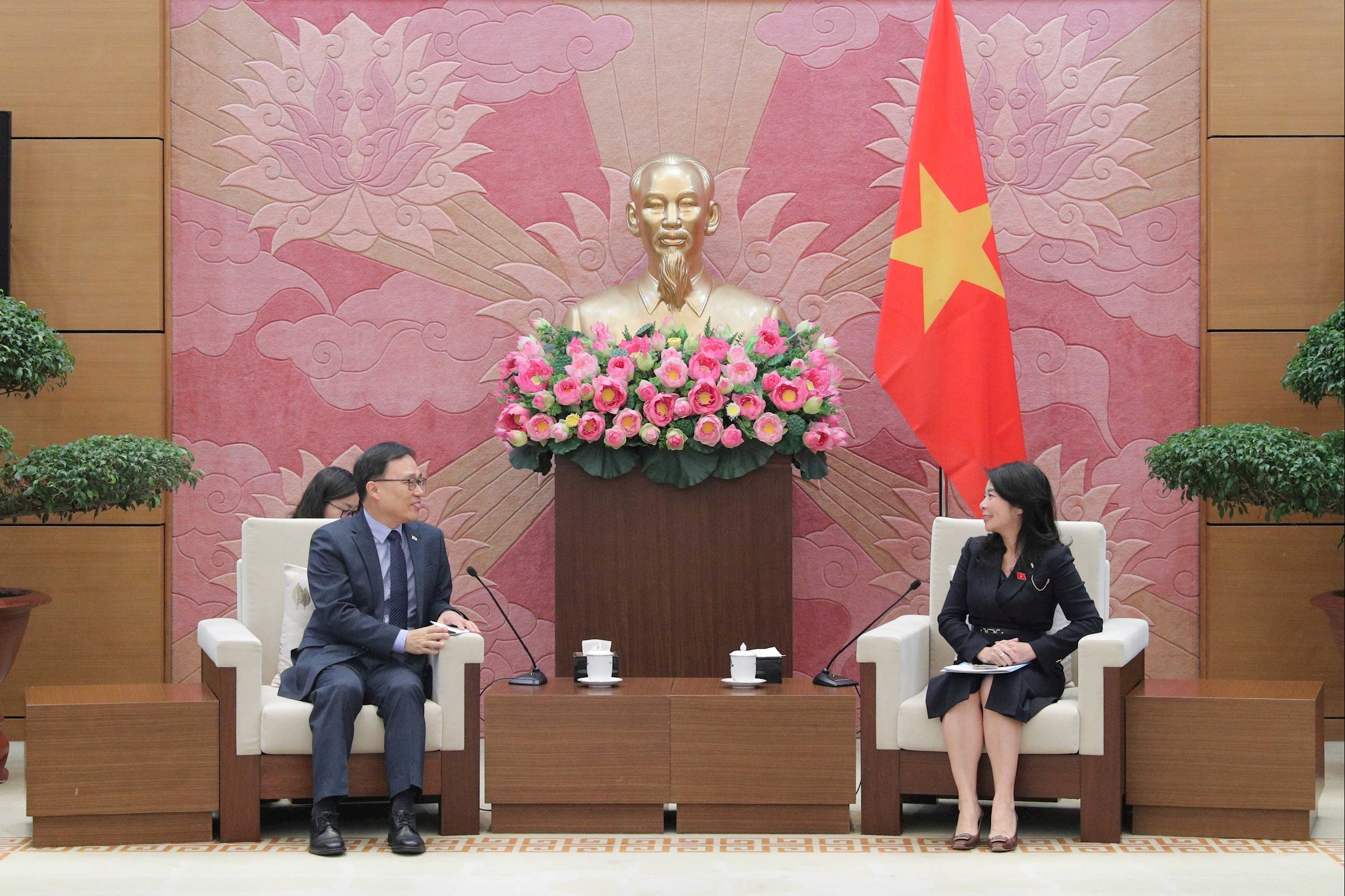 Deputy Head of the National Assembly Office Le Thu Ha received the Korean Ambassador to Vietnam