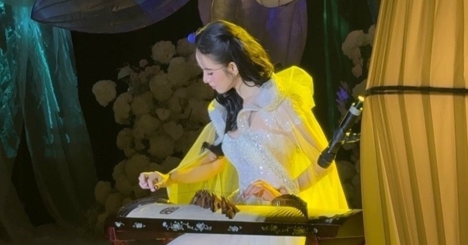 Model Huong Lien plays the piano and is lifted up by her CEO husband ...
