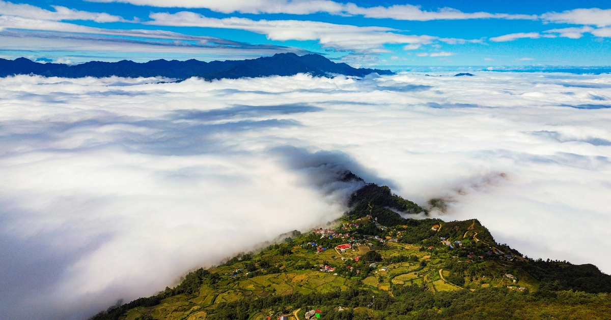 Watching the sea of clouds in the highest village in Vietnam