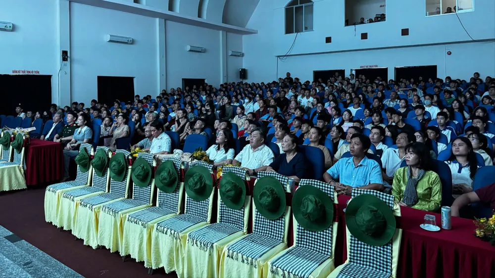 Publiek ontroerd bij het zien van de film "Red Rain" in Con Dao