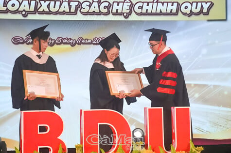 BDU Ca Mau huldigt en ontvangt 324 nieuwe masters en bachelors