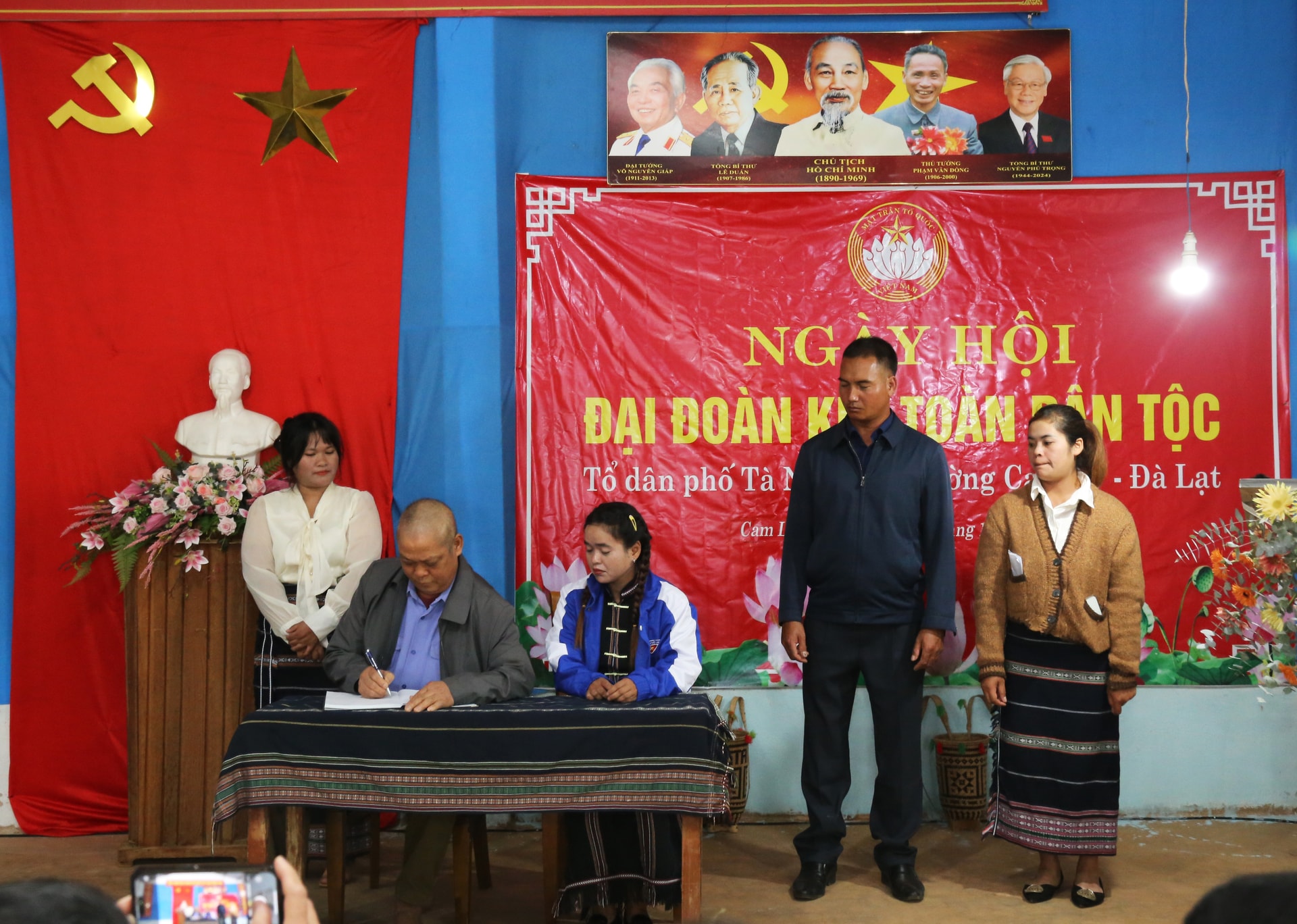 Người dân Tổ dân phố Tà Nung 2 vui Ngày hội đại đoàn kết toàn dân tộc