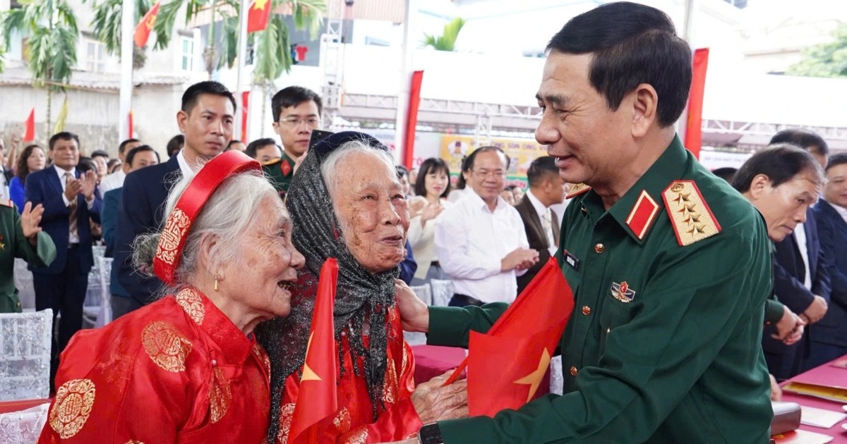 Le général Phan Van Giang a assisté à la Journée de la Grande Unité à Thai Nguyen