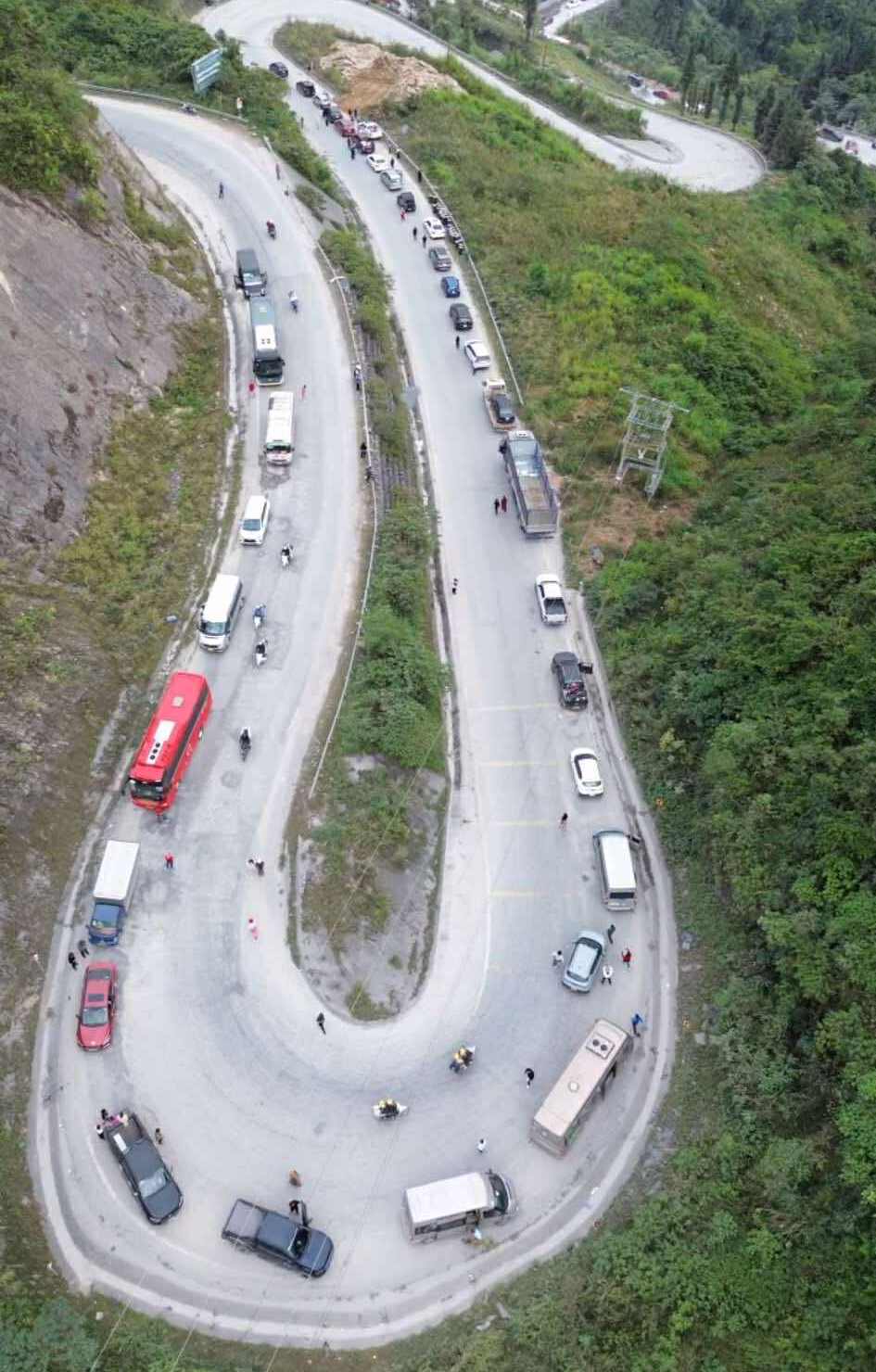 Tourists flock to Ha Giang, service prices increase sharply