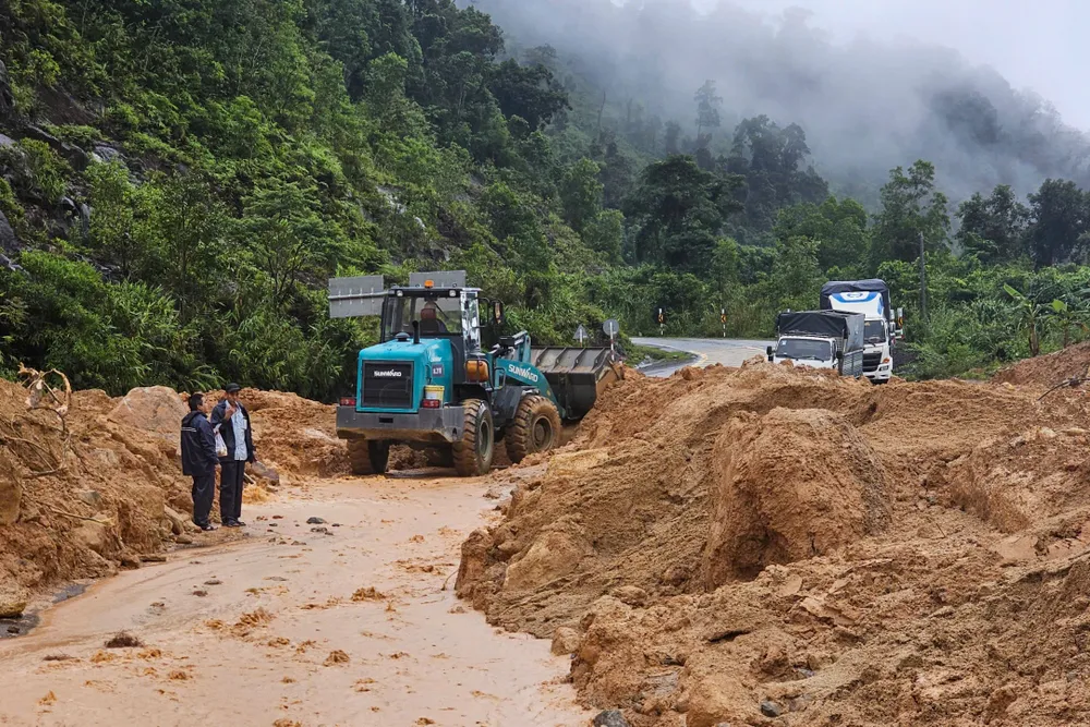 Khanh Hoa: Blasting destroyed hundreds of cubic meters of soil and ...