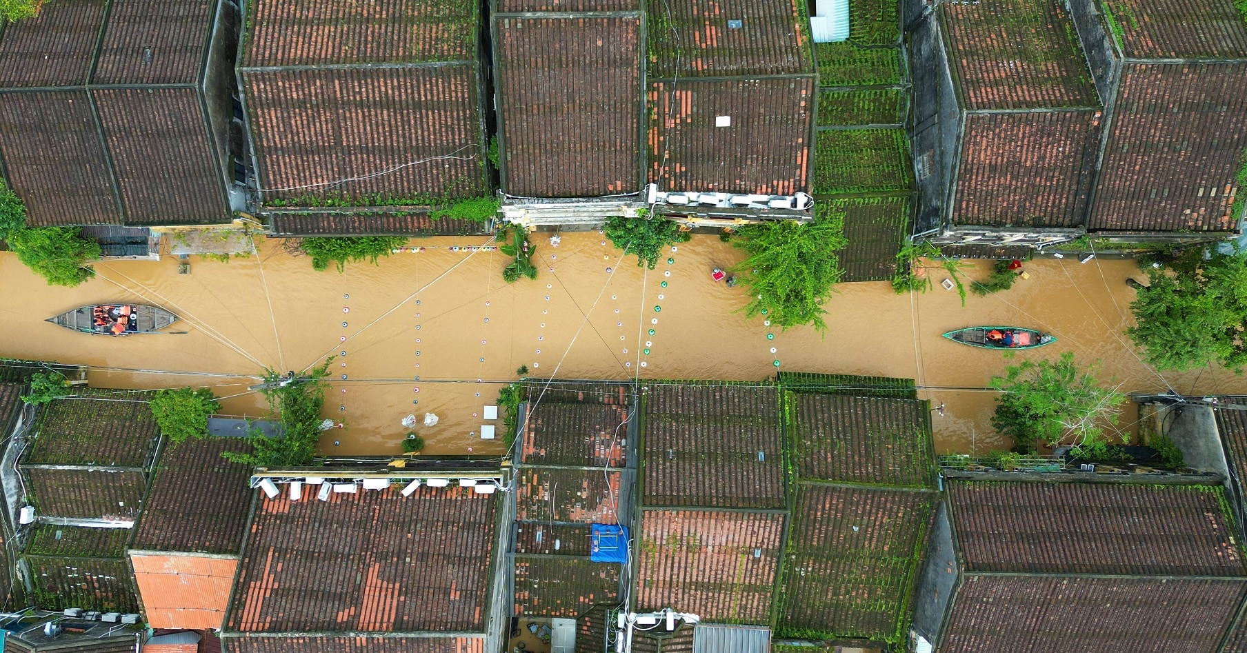 Hoi An flooded, tourists still flock to visit, sit on boats to see the ...