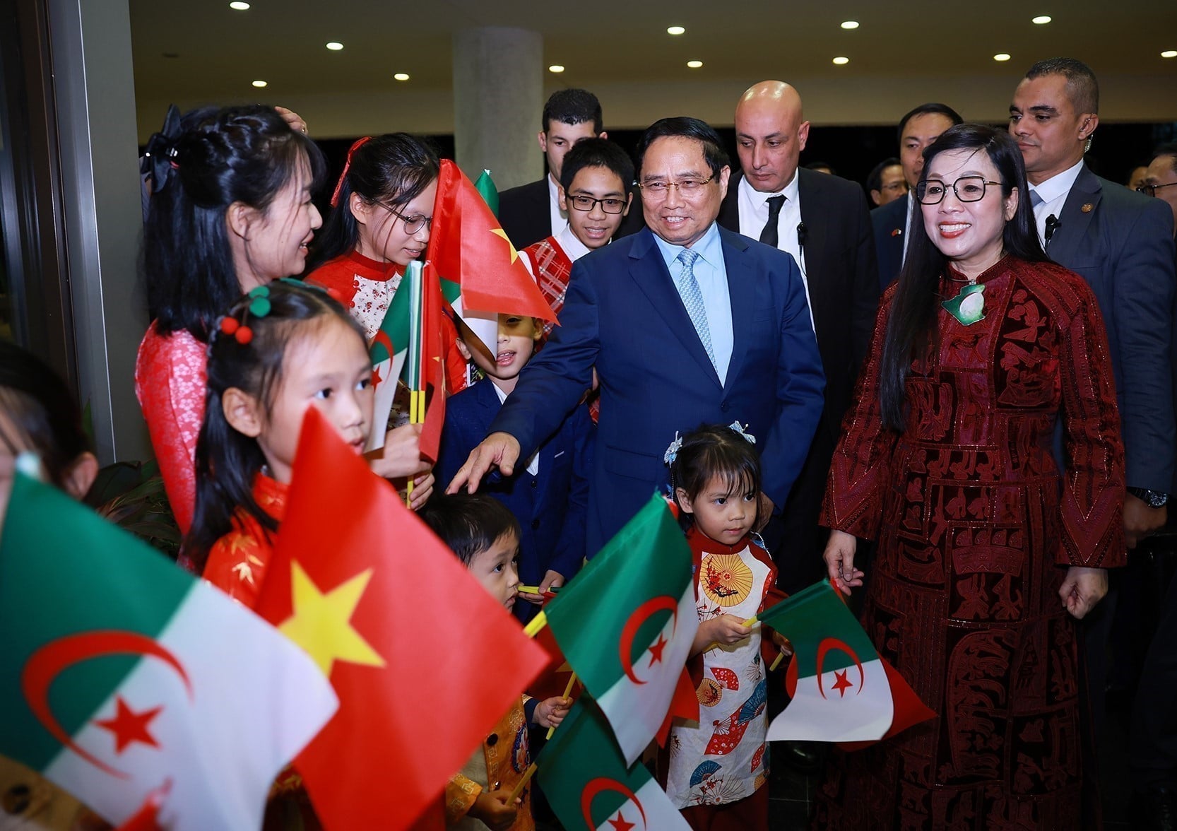 [Photo] Prime Minister Pham Minh Chinh and his wife meet the Vietnamese community in Algeria
