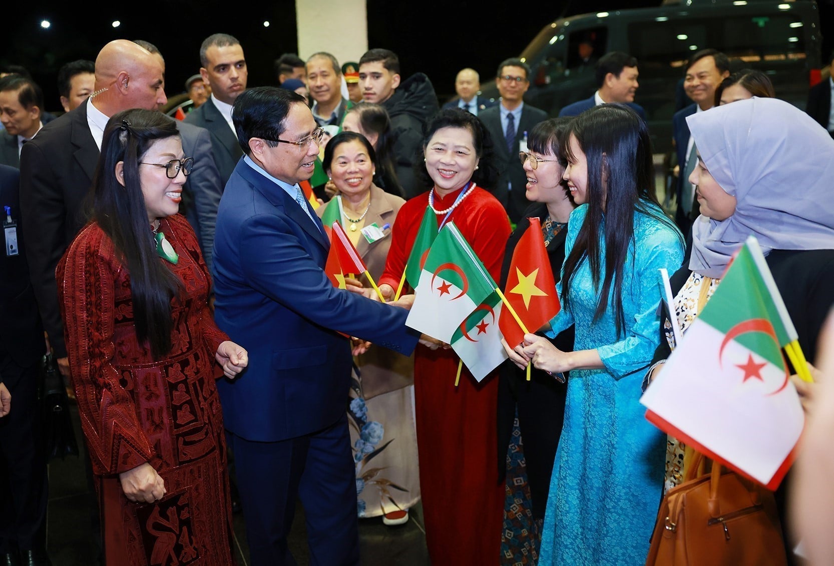 [Photo] Prime Minister Pham Minh Chinh and his wife meet the Vietnamese community in Algeria