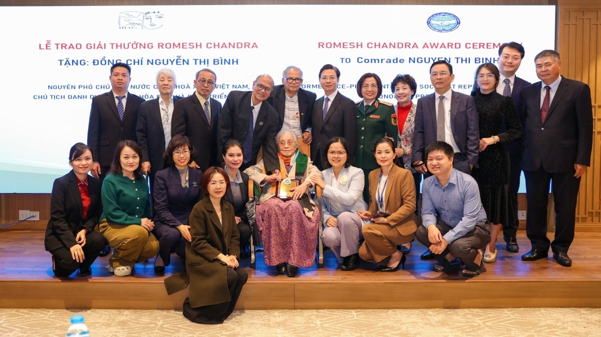 Romesh Chandra Peace Prize awarded to Ms. Nguyen Thi Binh and Mr. Uong Chu Luu