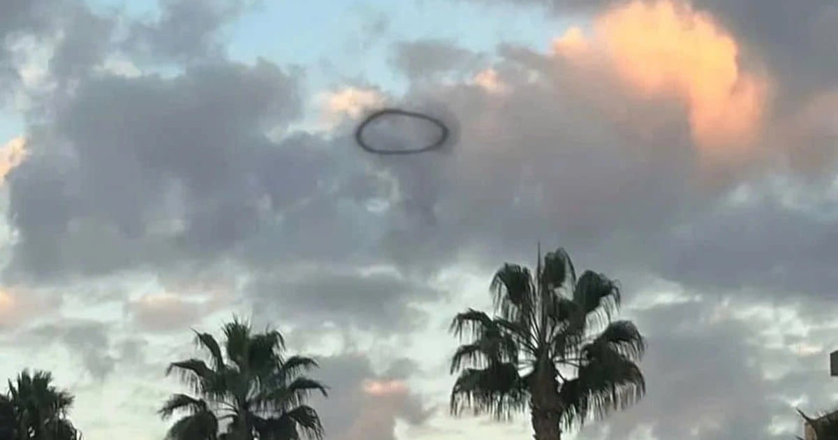 Strange black smoke ring in the sky makes tourists think UFO appeared
