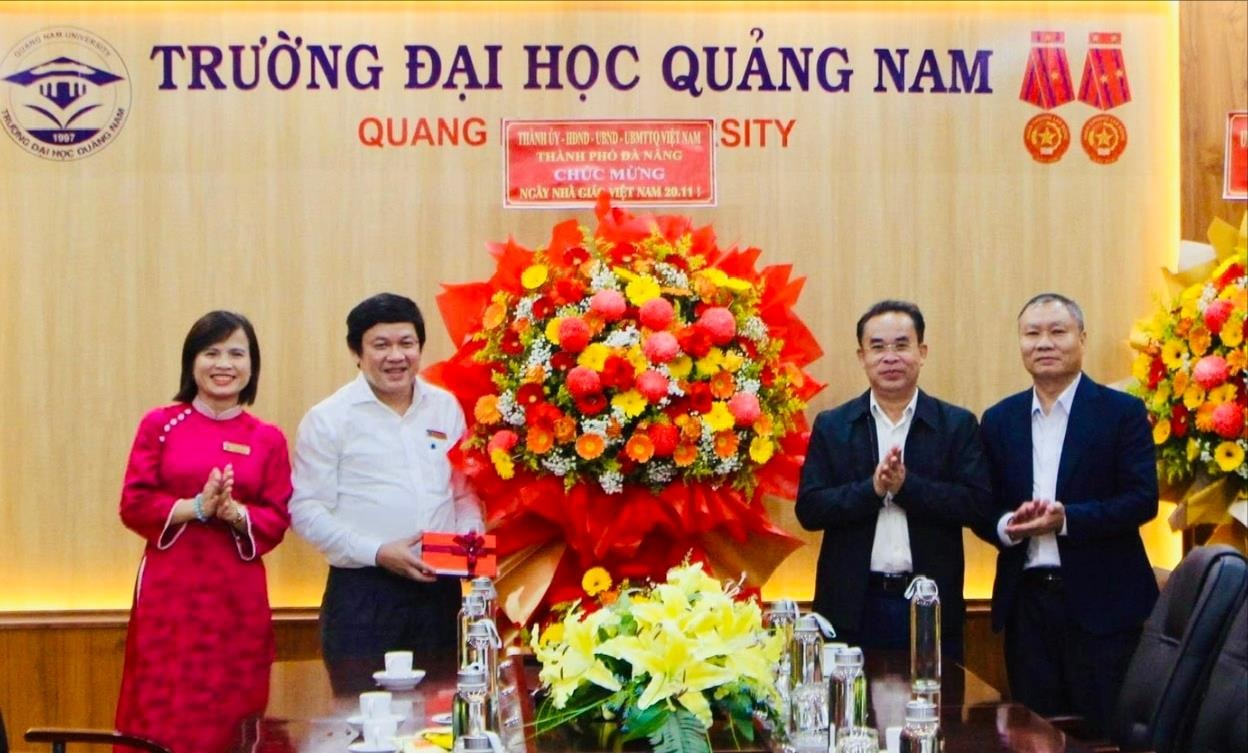 Da Nang City leaders congratulate Vietnamese Teachers' Day November 20