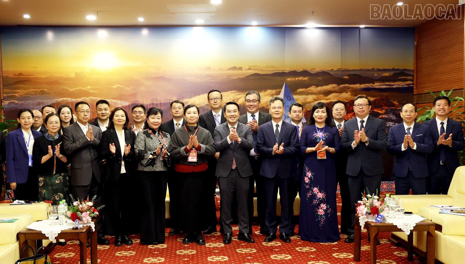 Chairman of the Provincial People's Committee Nguyen Tuan Anh received the delegation of Hong Ha ...