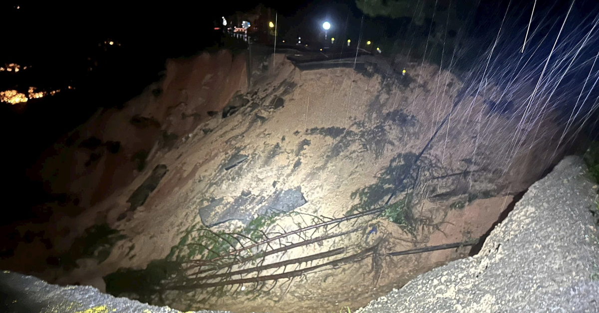 The road surface of Mimosa Pass in Da Lat has been washed away and broken.