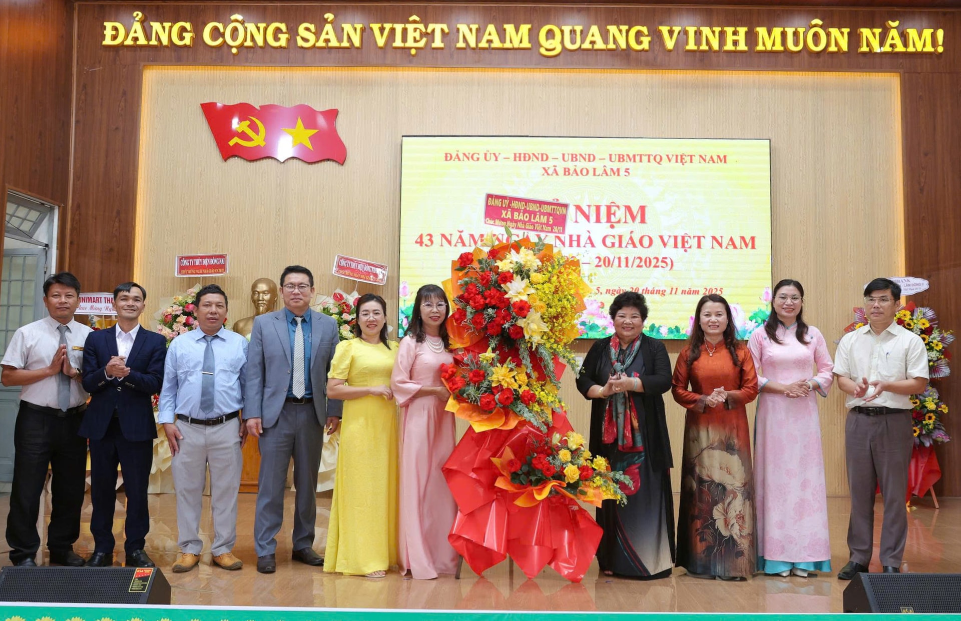 Die Vorsitzenden der Gemeinden und Stadtteile Bao Loc und Bao Lam trafen sich und gratulierten ...