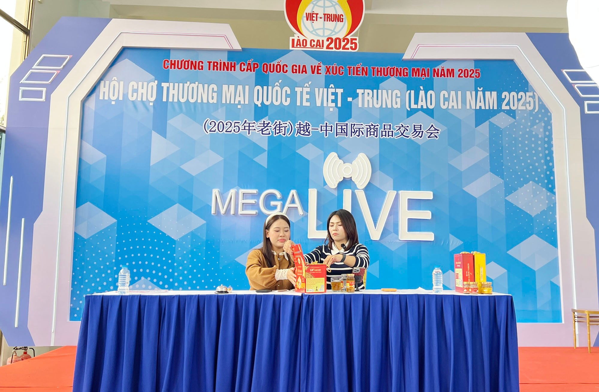 Impressions of the “Mega Live” program at the Vietnam – China ...