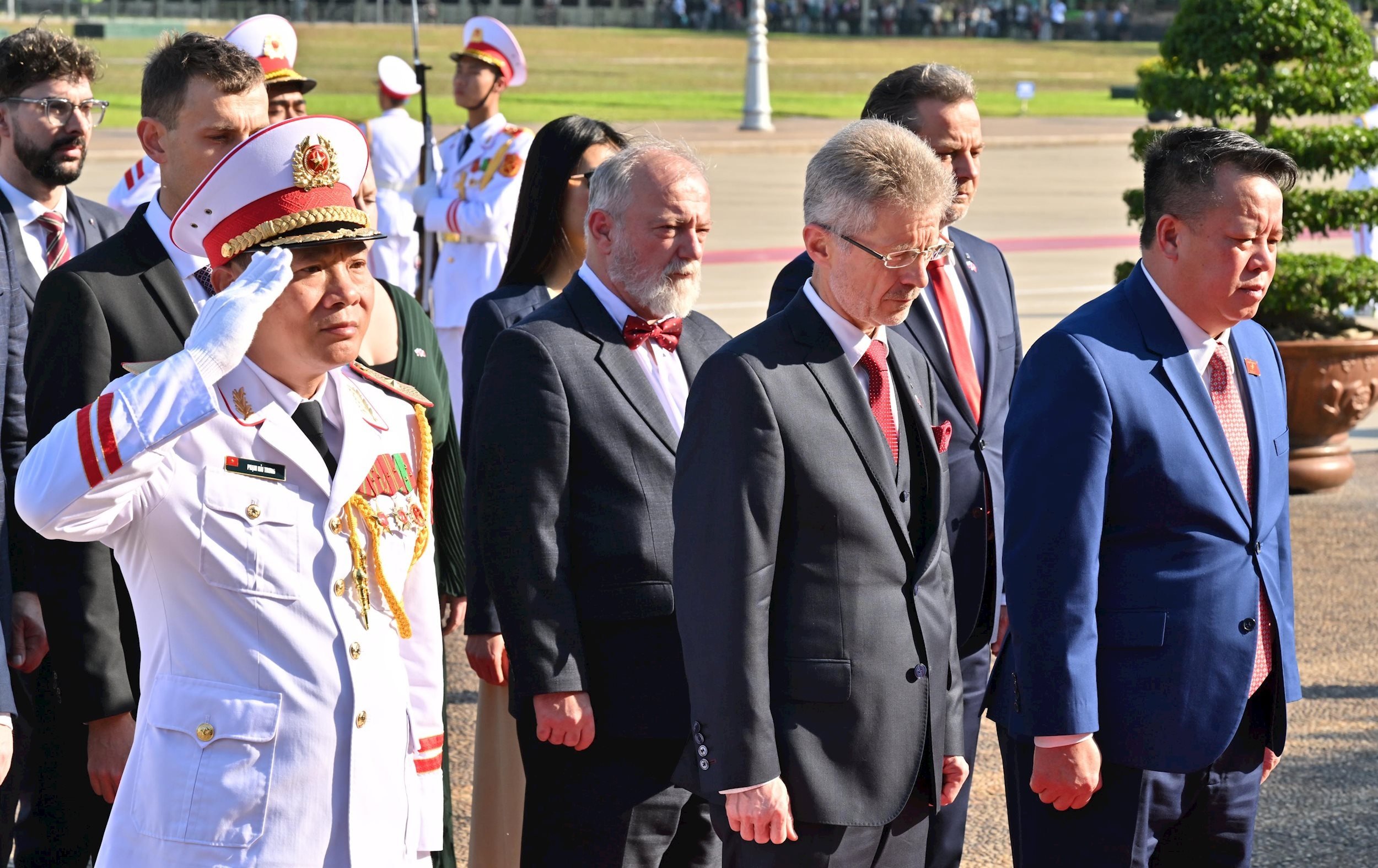 El presidente del Senado de la República Checa, Milos Vystrcil, visita el Mausoleo de Ho Chi Minh.