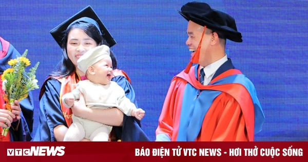 New master holds baby to receive diploma, moment baby smiles causes ...