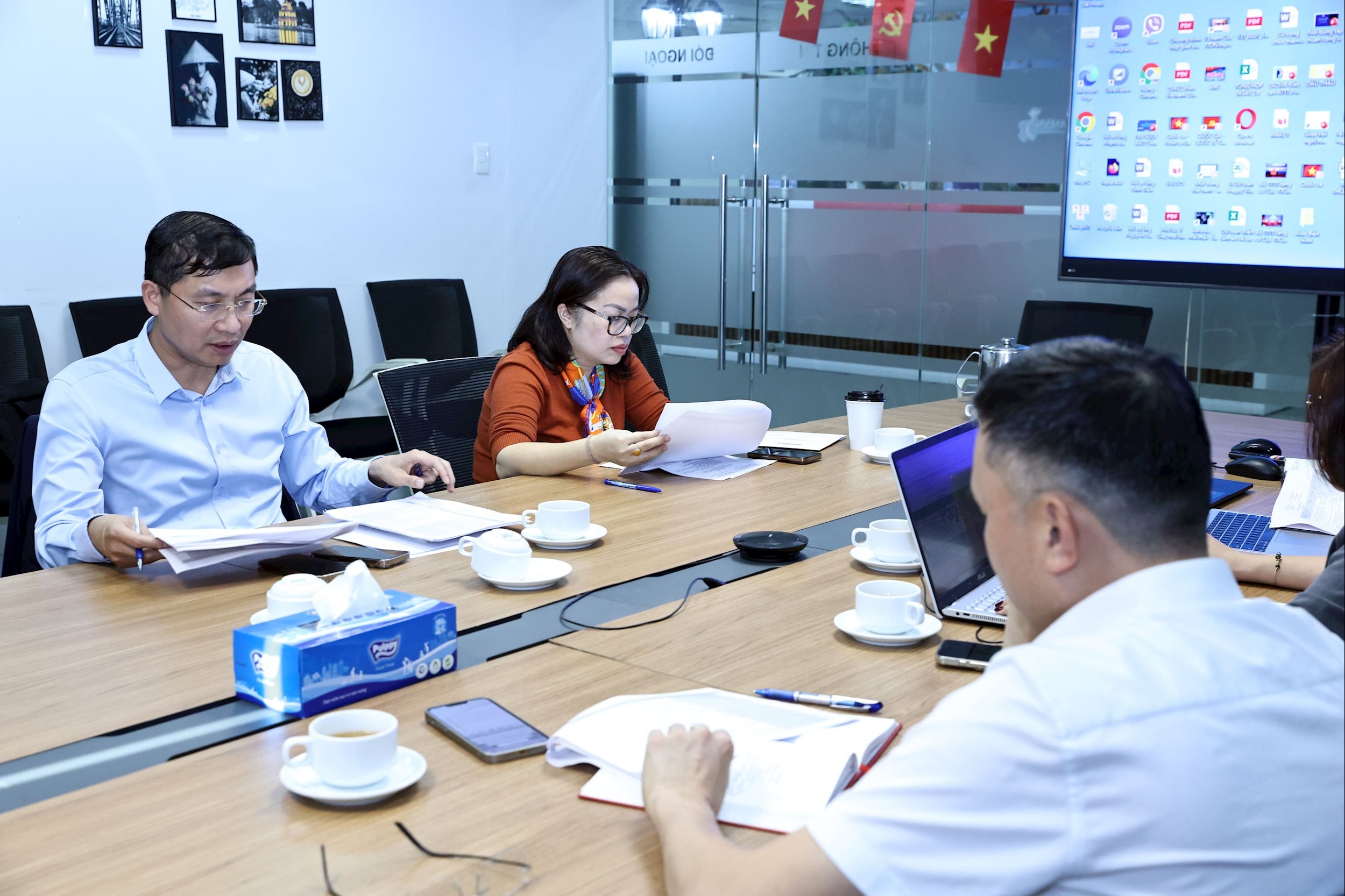 Electronic Newspaper Subcommittee, the fourth Dien Hong Award, conducts preliminary judging