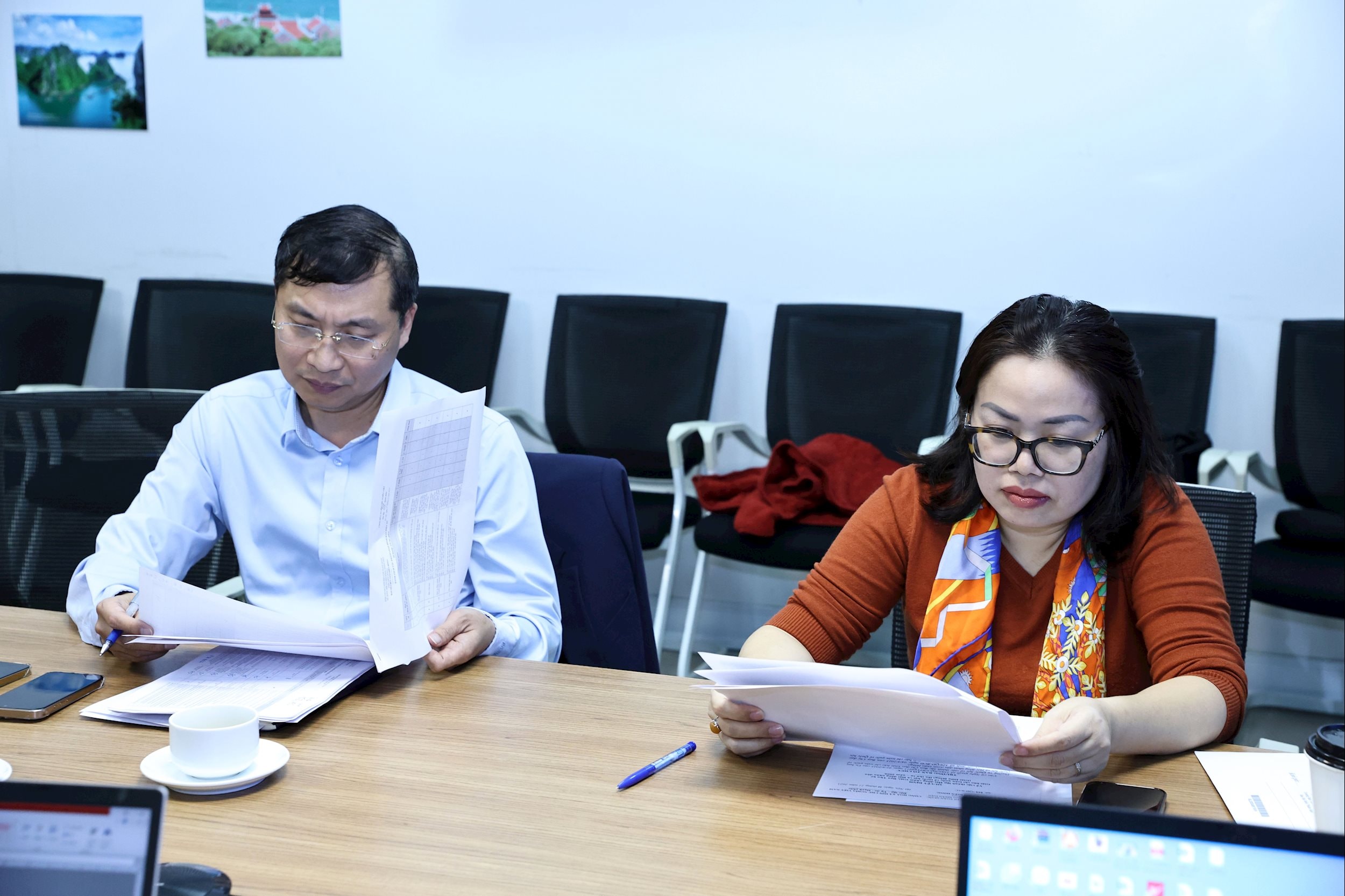 Electronic Newspaper Subcommittee, the fourth Dien Hong Award, conducts preliminary judging