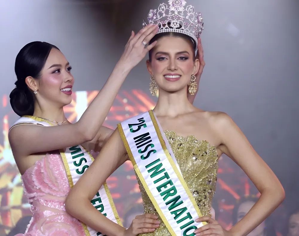 Colombian beauty crowned Miss International 2025