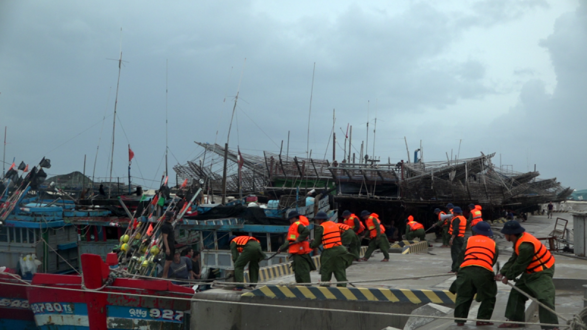 Truong Sa Special Zone proactively responds to storm No. 15