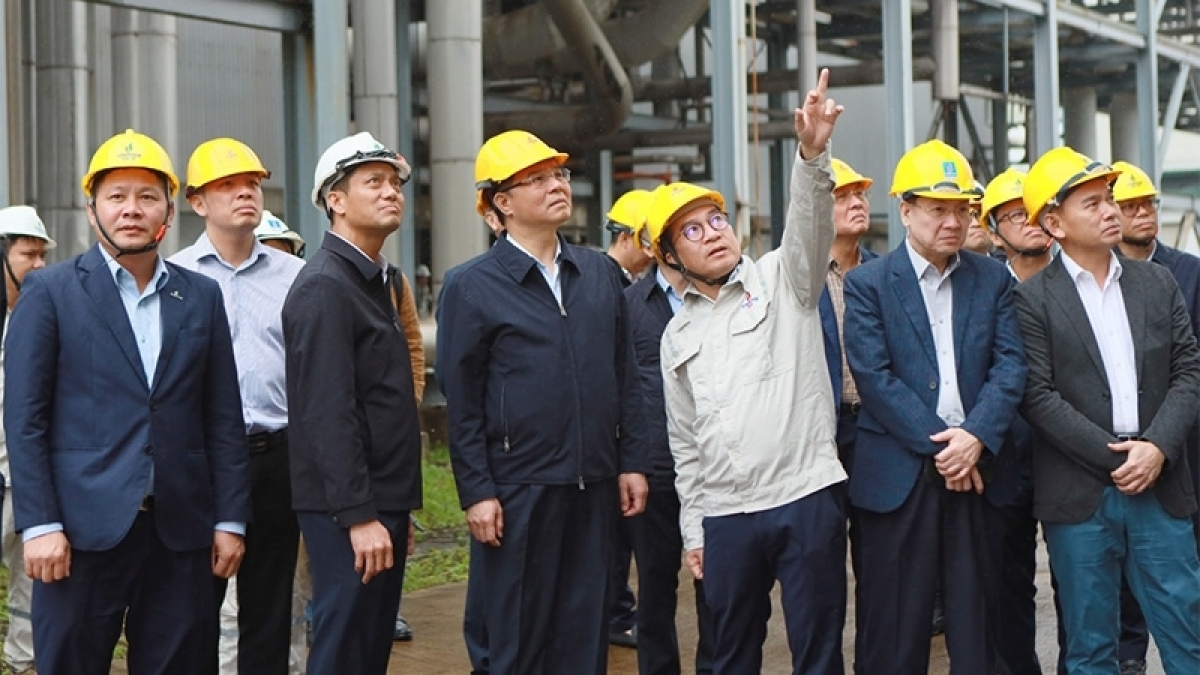 Předseda představenstva PetroVietnam Le Manh Hung pracuje pro akciovou ...