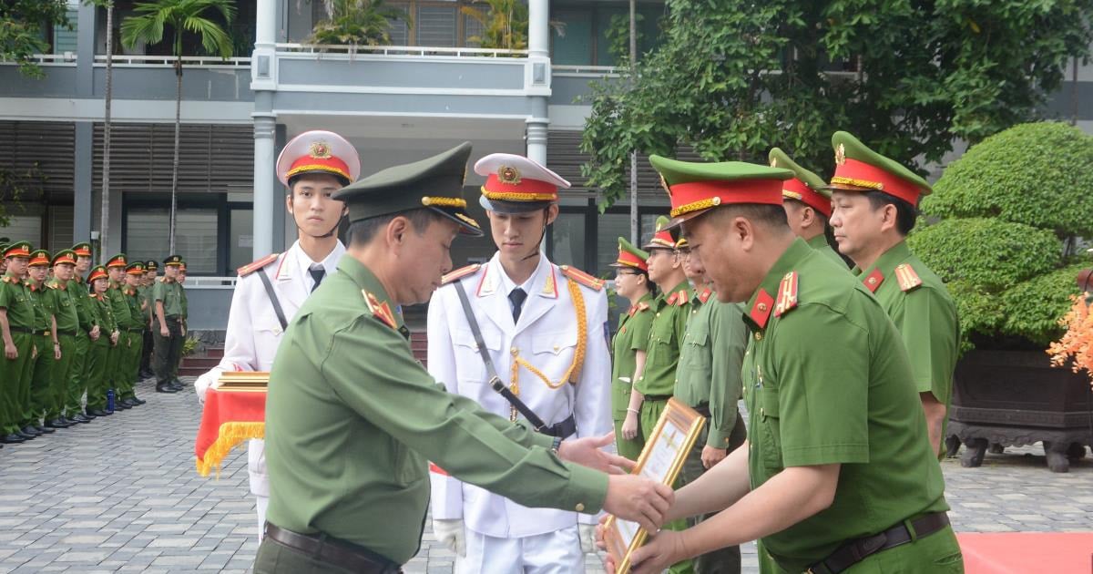 Diversos grupos e indivíduos da Polícia da Cidade de Da Nang foram elogiados e premiados.