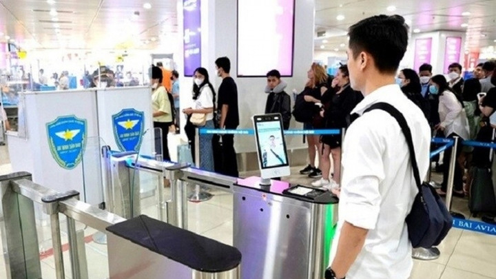 Passengers who do not check in baggage must check in using VNeID.