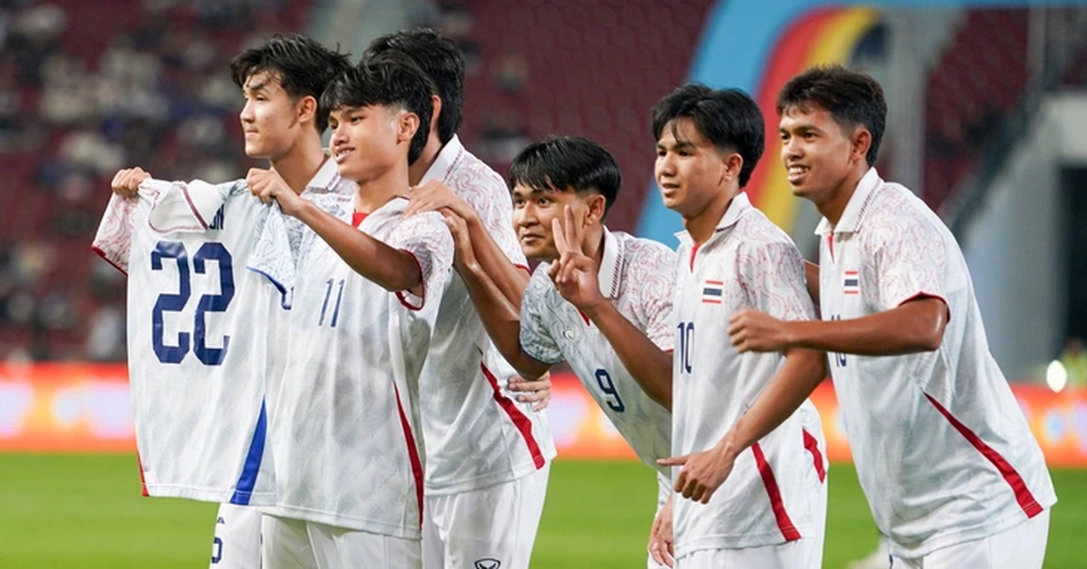 Timor Leste goalkeeper 'gifts' Thailand U22 a goal.