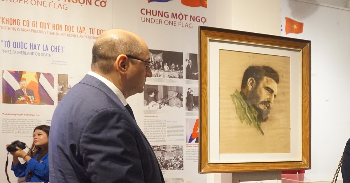 Découvrez le portrait du président Fidel Castro, conservé depuis plus d ...