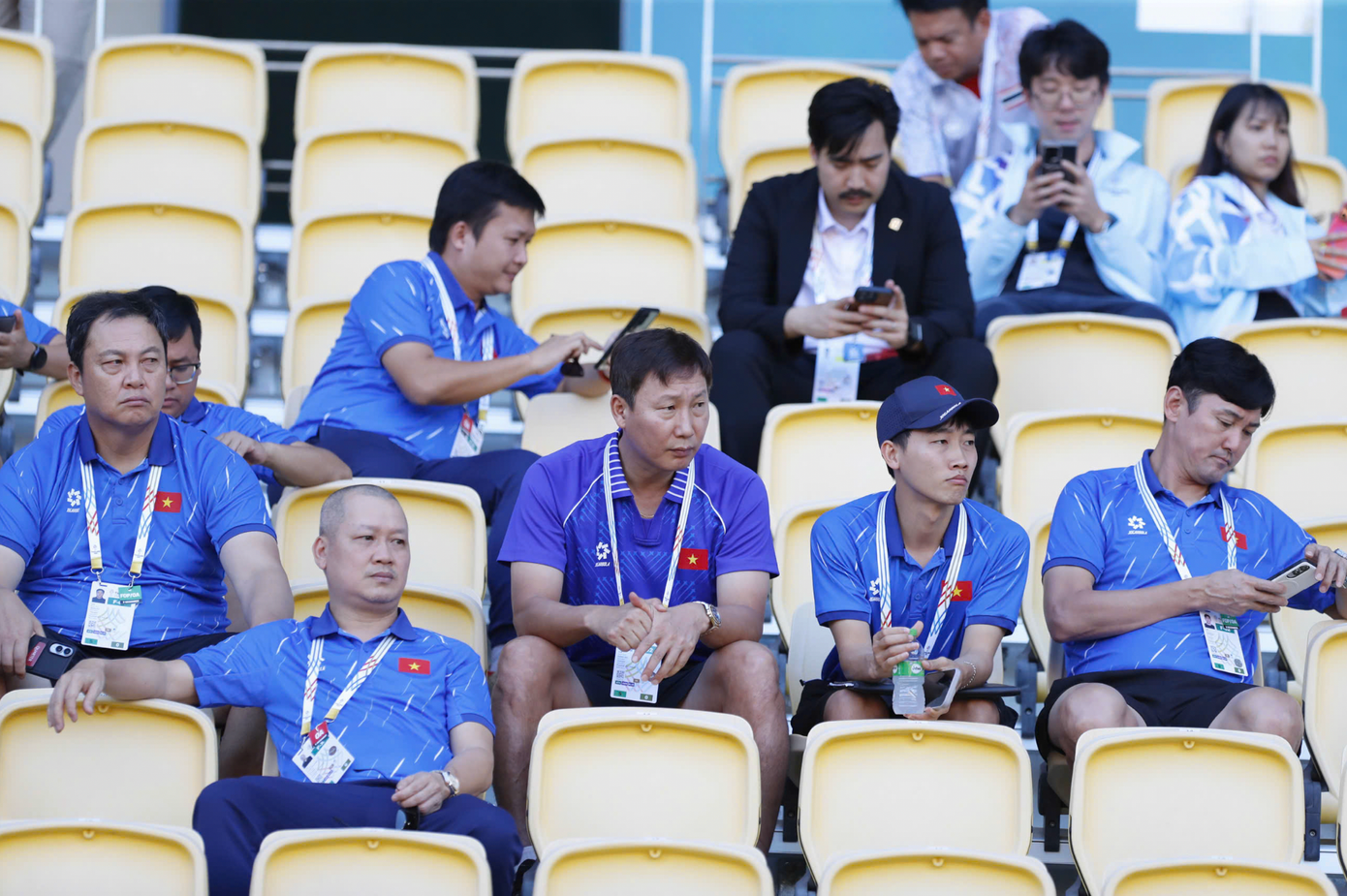 Coach Kim Sang-sik pensively 'watches' the match between U22 Laos and U22 Malaysia