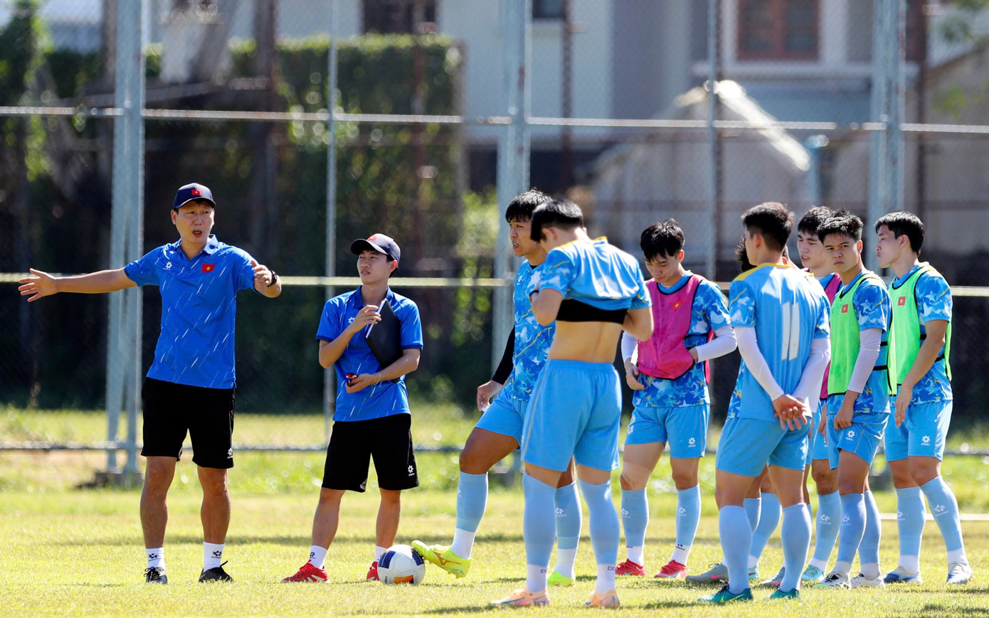 Coach Kim Sang-sik pensively 'watches' the match between U22 Laos and U22 Malaysia