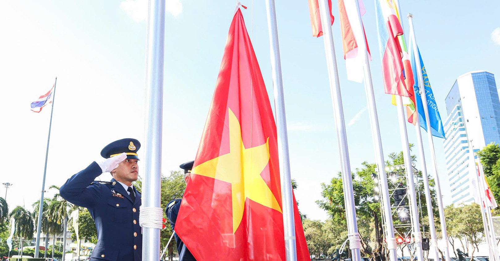 Emotional flag-raising ceremony of Vietnam sports delegation at SEA ...
