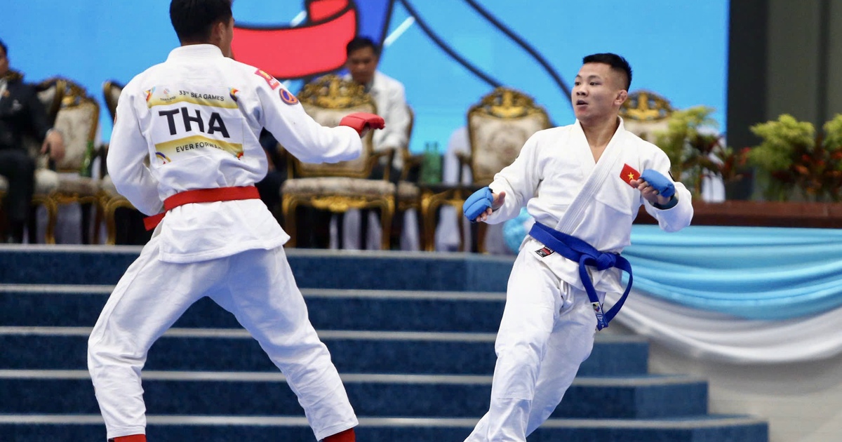 The diminutive boxer Dao Hong Son was punched in the eye by a towering ...