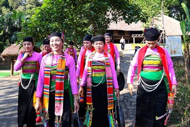The beauty of Muong women through traditional weaving patterns.